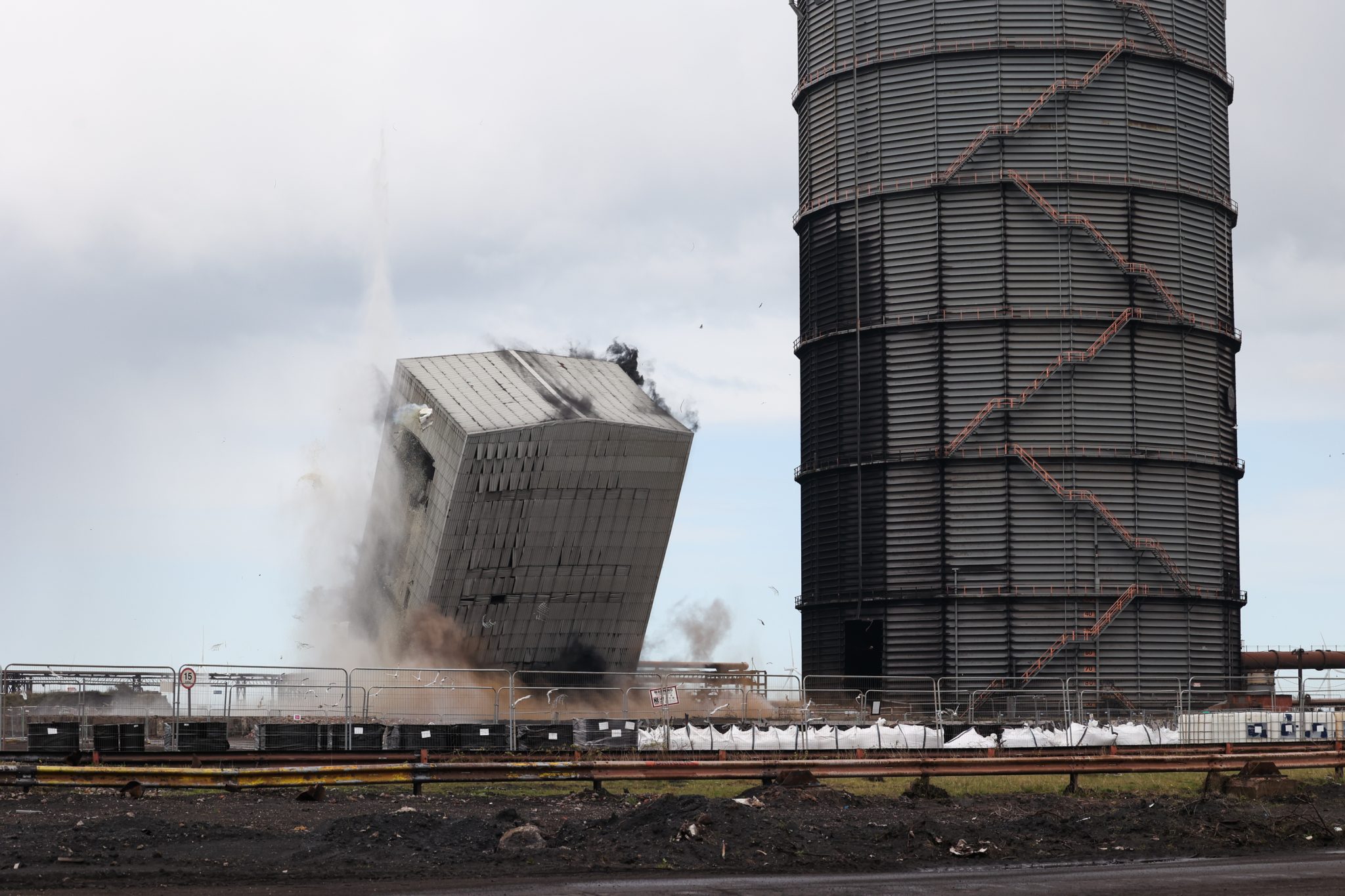 MGL Demolition's Expert Team Safely Demolishes Screen House - MGL Group