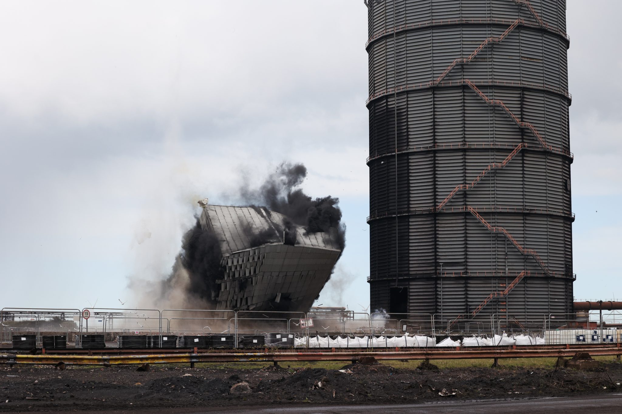 MGL Demolition's Expert Team Safely Demolishes Screen House - MGL Group